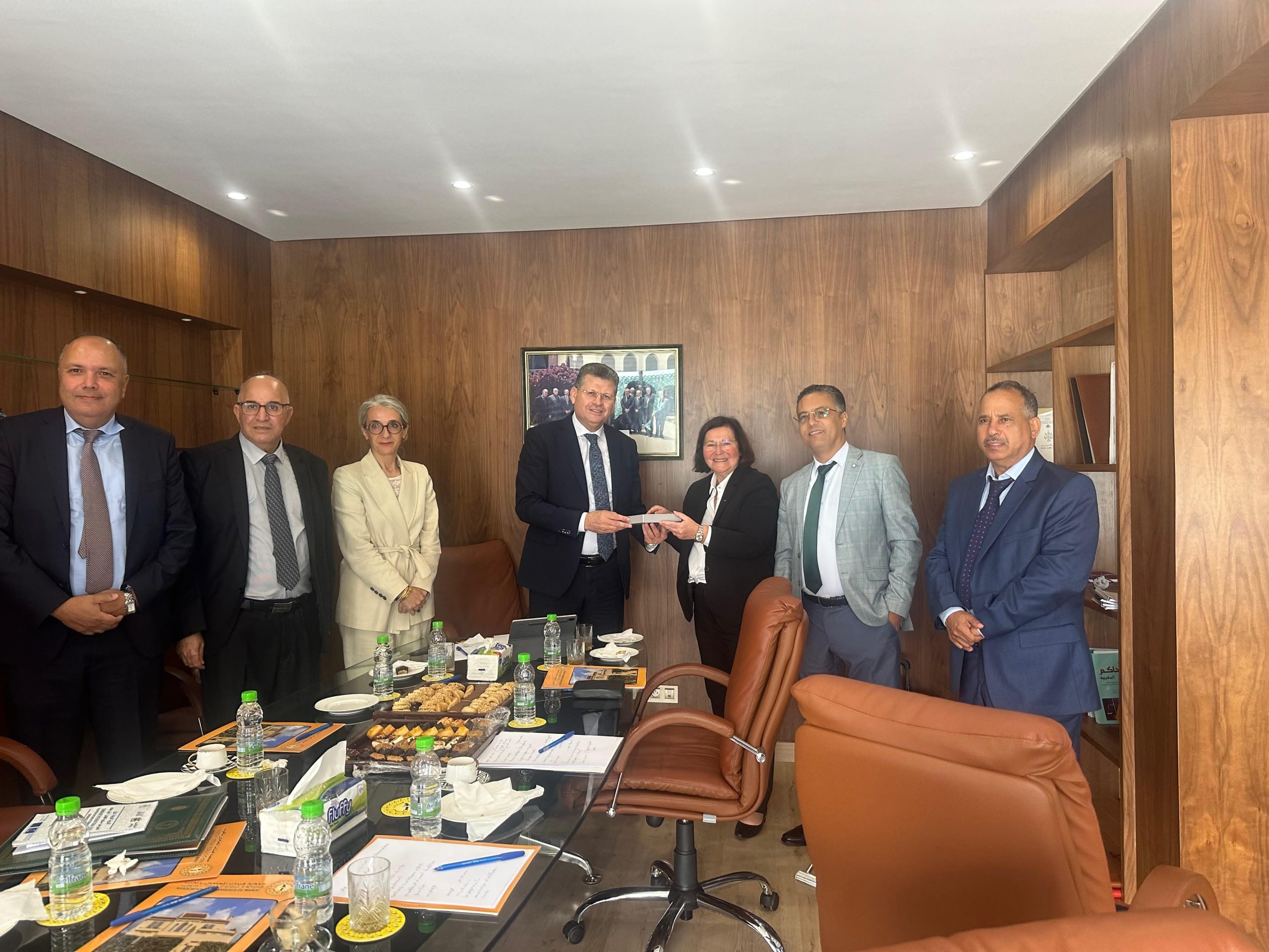 Zayani, Président de l'Association des barreaux du Maroc, signe un ...